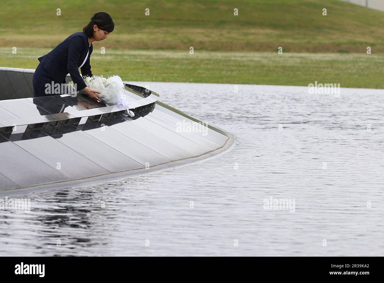 Japan's Princess Kako of Akishino offers flowers at Ishinomaki ...