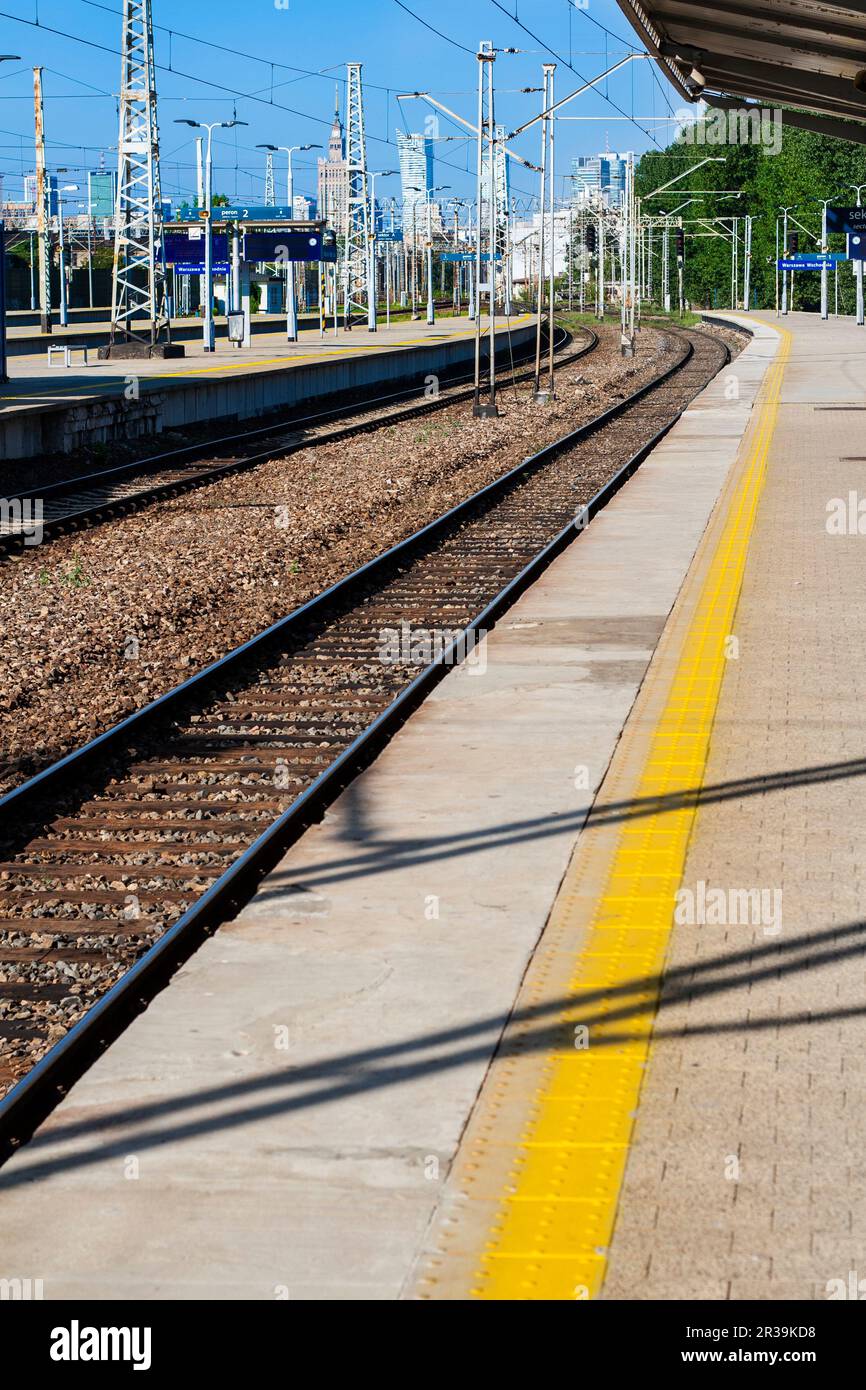 Railway platform, tracks and electric traction Stock Photo - Alamy