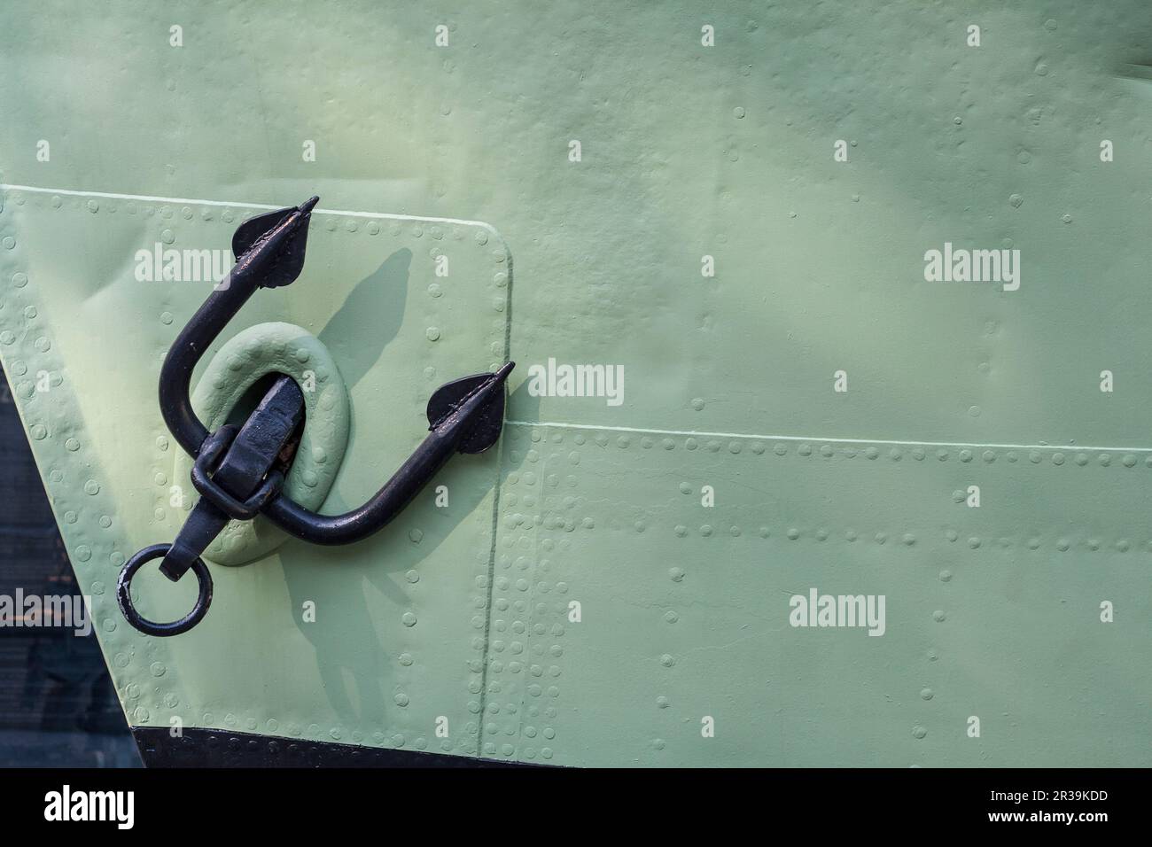 Anchor on the side of ship Stock Photo - Alamy