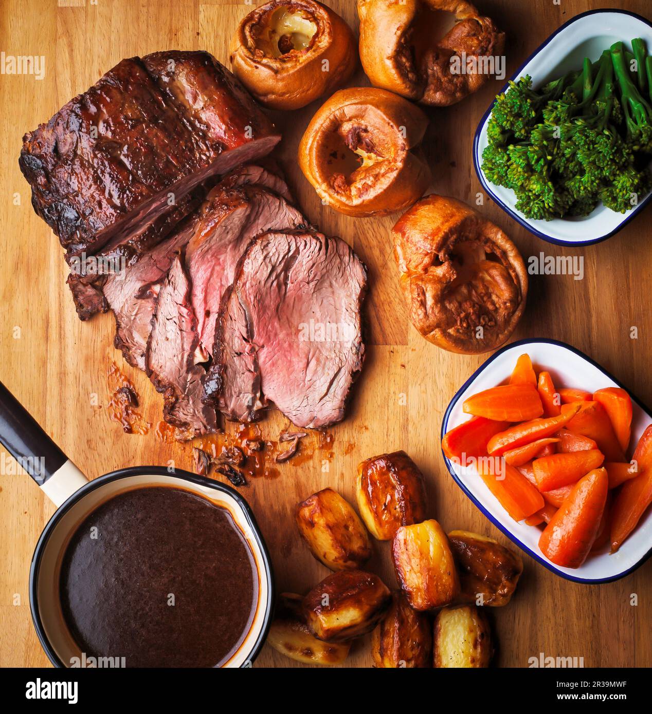 Roast beef with Yorkshire puddings and vegetables (England Stock Photo ...