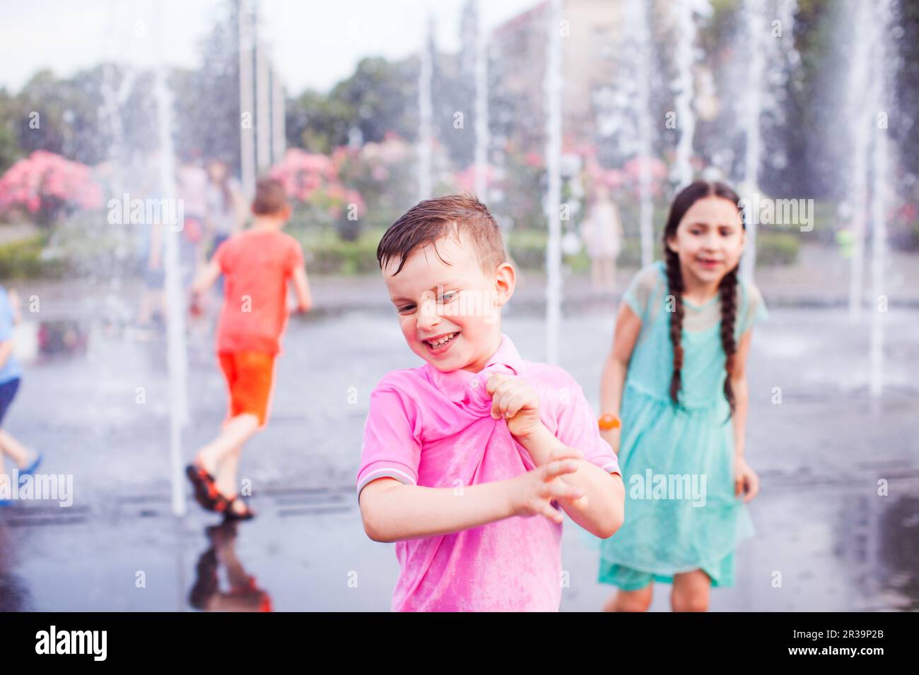 Kids play in water fountain hi-res stock photography and images - Alamy