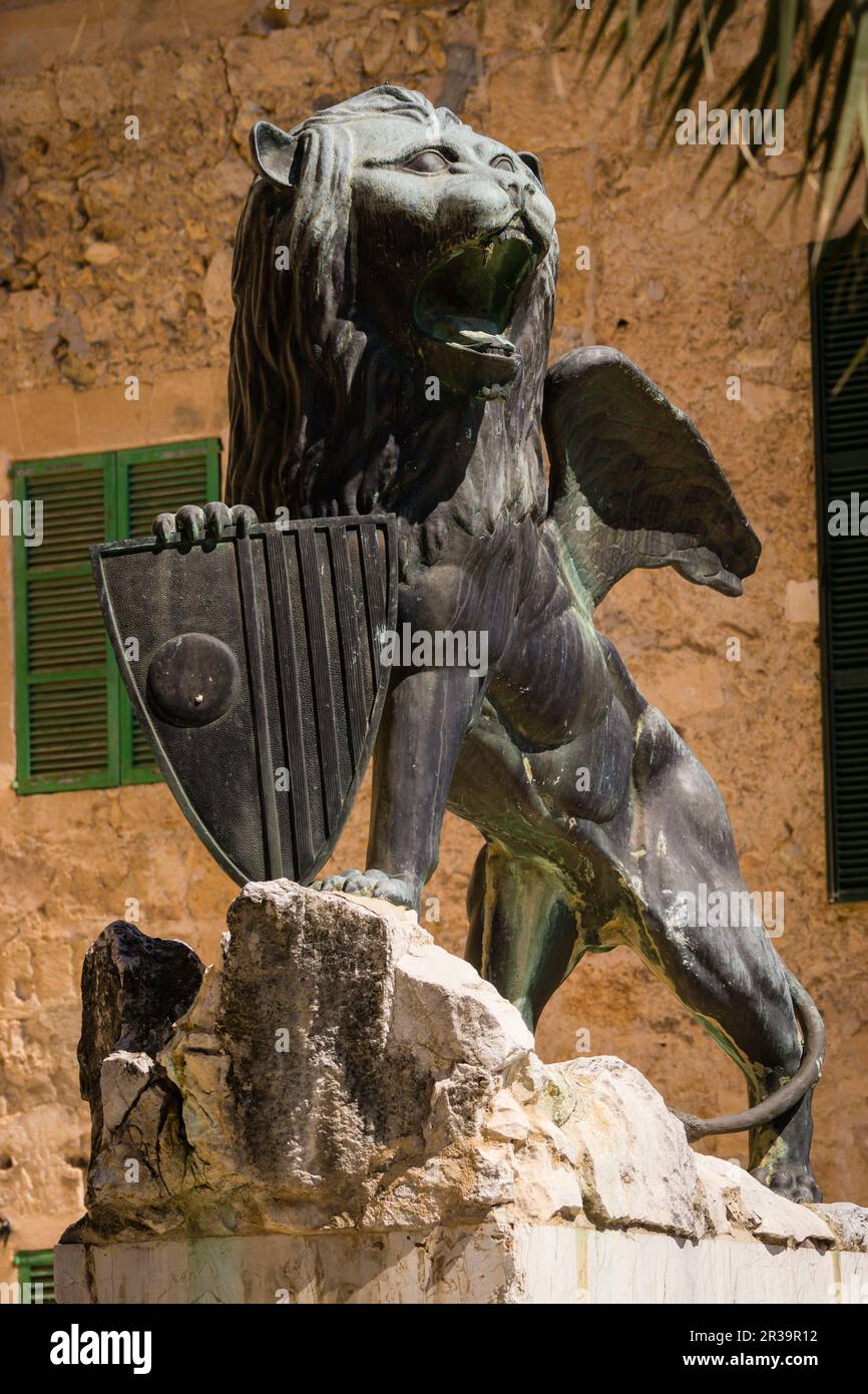 "el León"; escultura de cobre del año 1945, un león con alas, símbolo ...