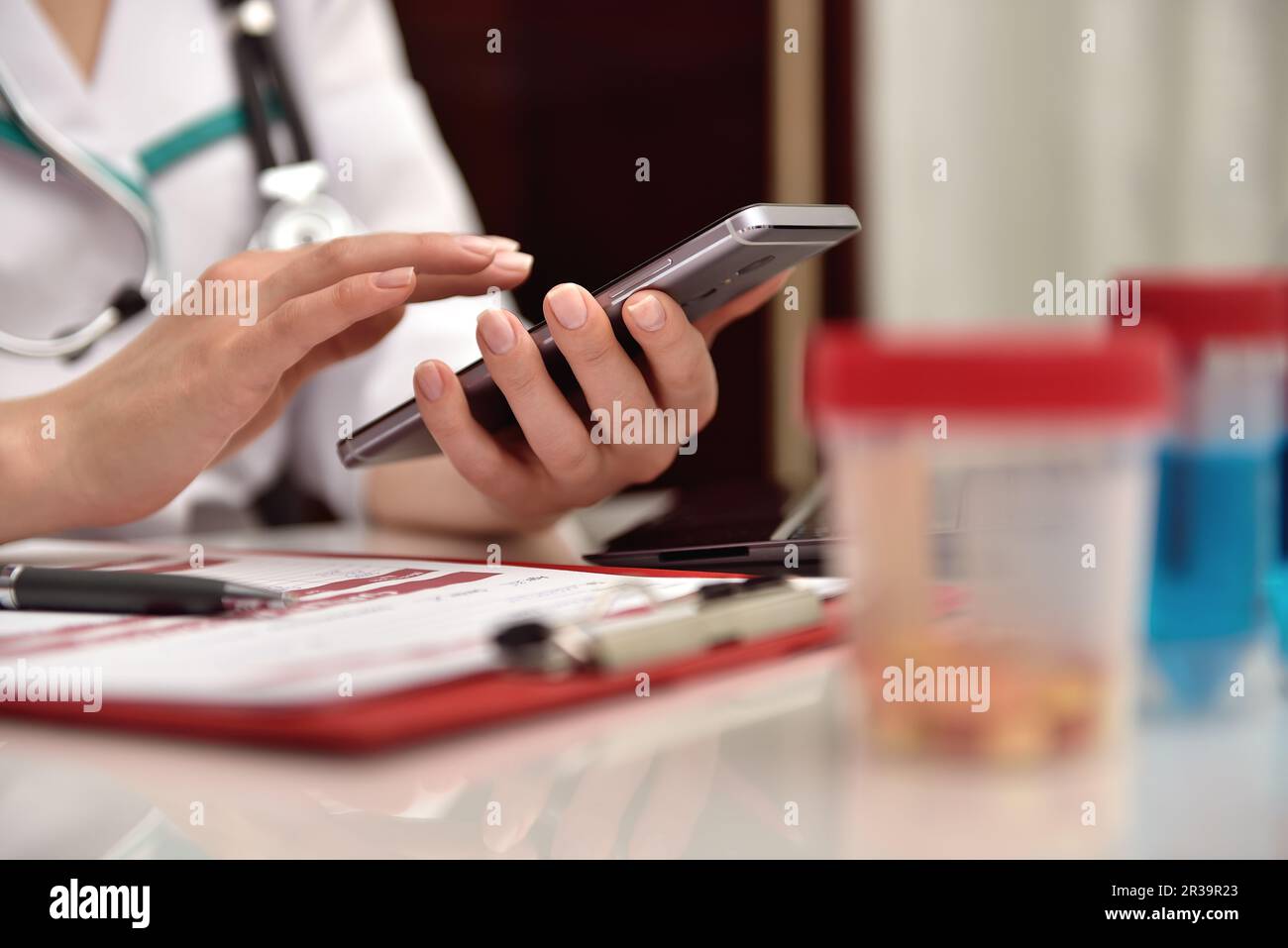 Female doctor cellphone hi-res stock photography and images - Alamy