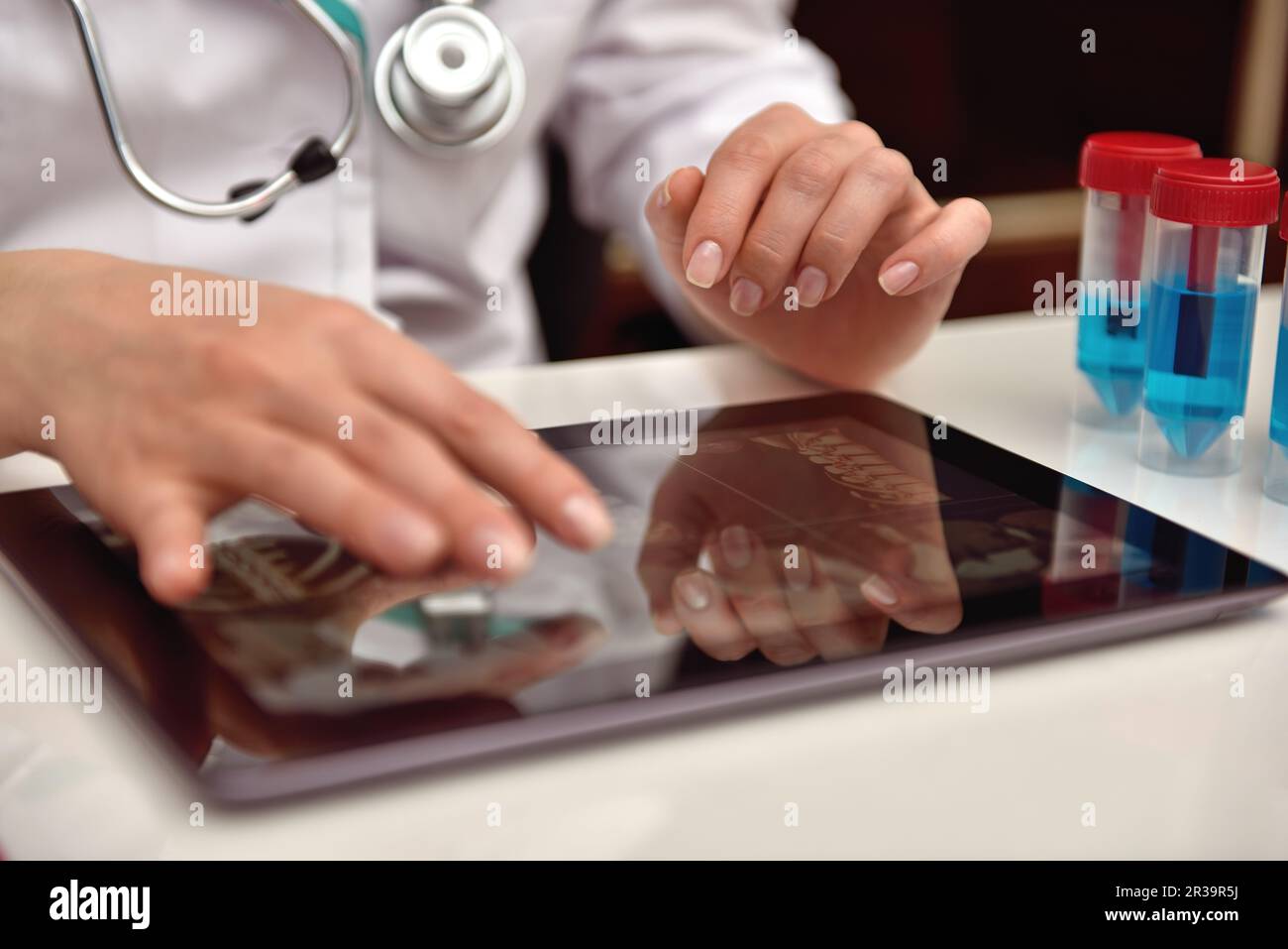 Doctor cardiogram patient hospital hi-res stock photography and images ...