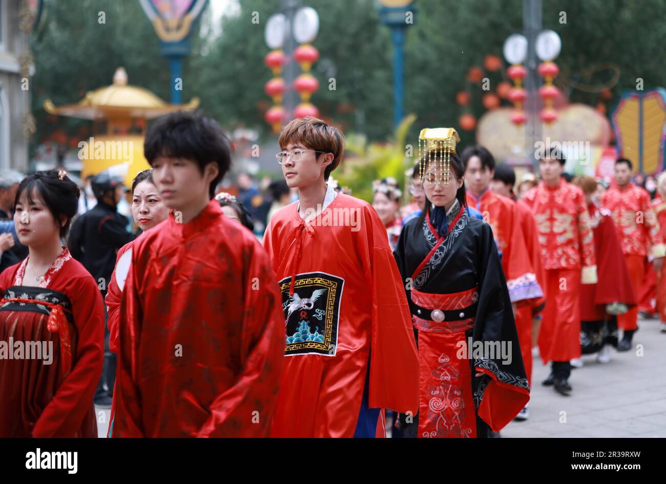 A traditional group wedding is held on '520' day in Shenyang City ...