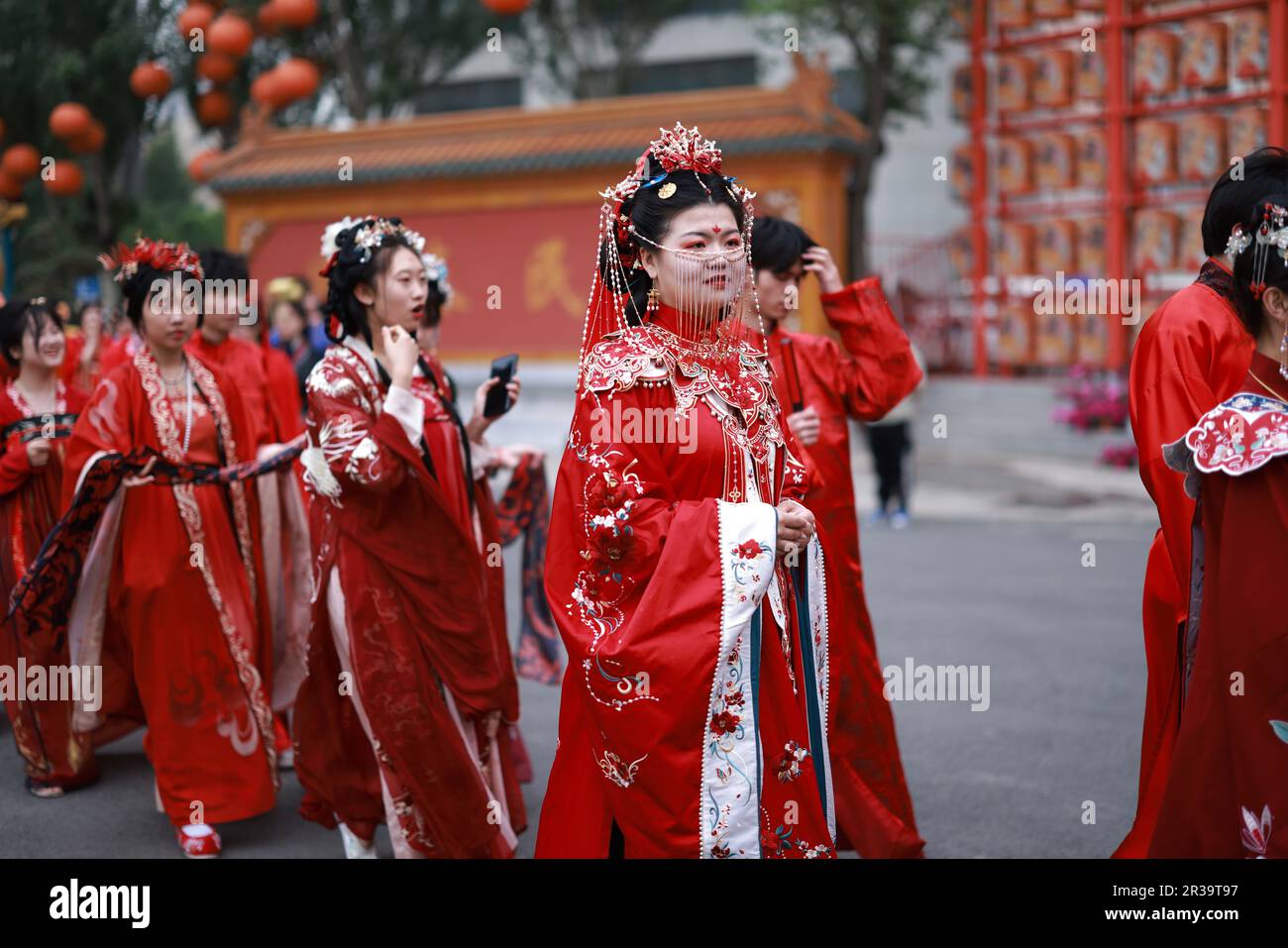 A traditional group wedding is held on '520' day in Shenyang City ...