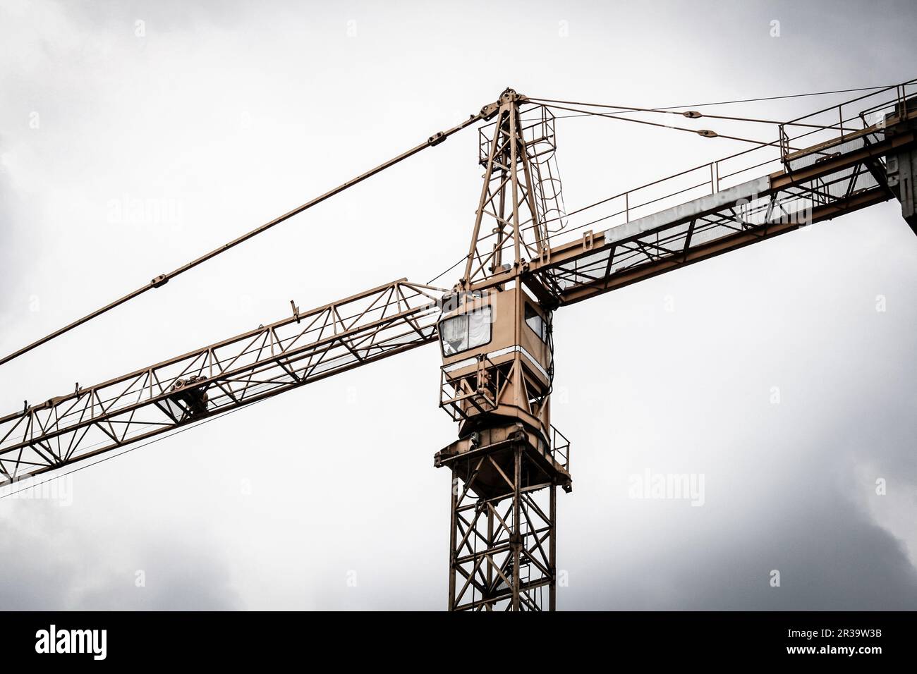 Crane machine sky cloud hi-res stock photography and images - Alamy