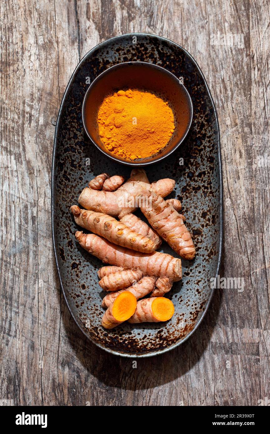 Turmeric roots and powder Stock Photo - Alamy