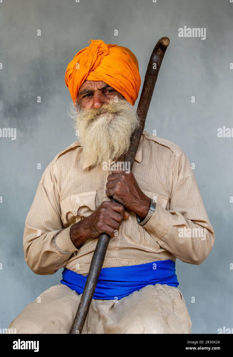 Portrait of an elderly Sikh in traditional dress Stock Photo - Alamy