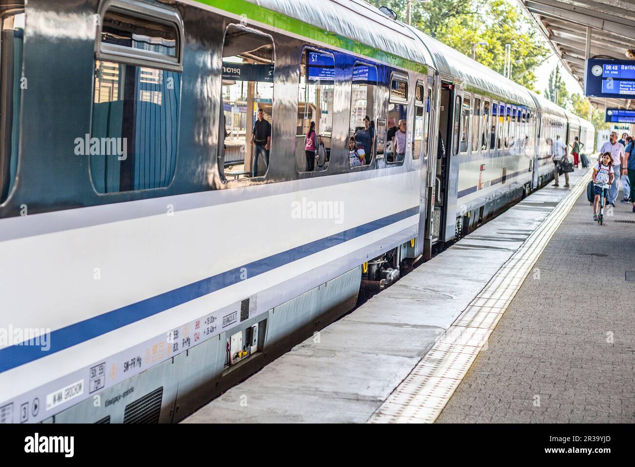 Passengers awaiting train hi-res stock photography and images - Alamy