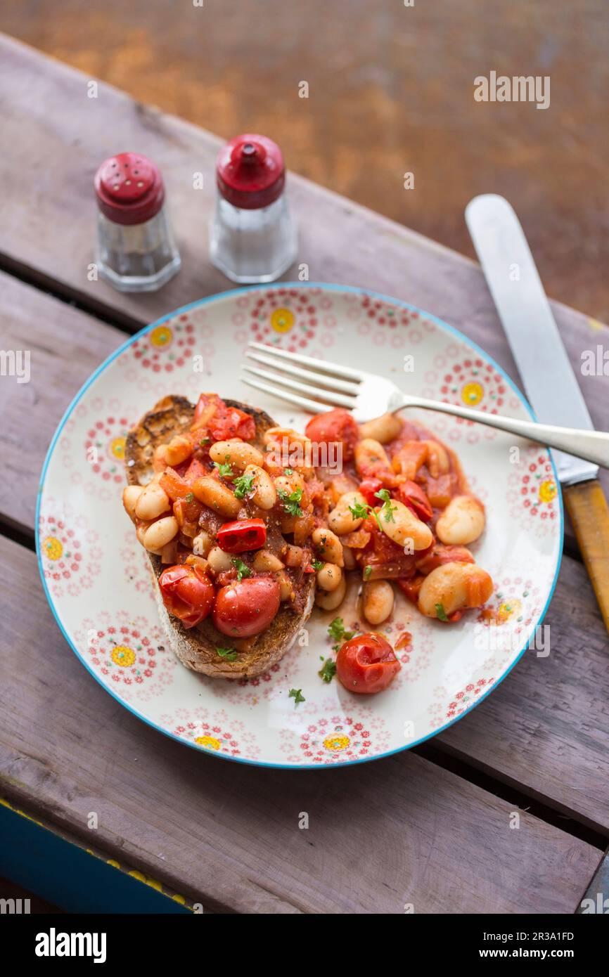 Soda bread with baked chilli beans Stock Photo - Alamy