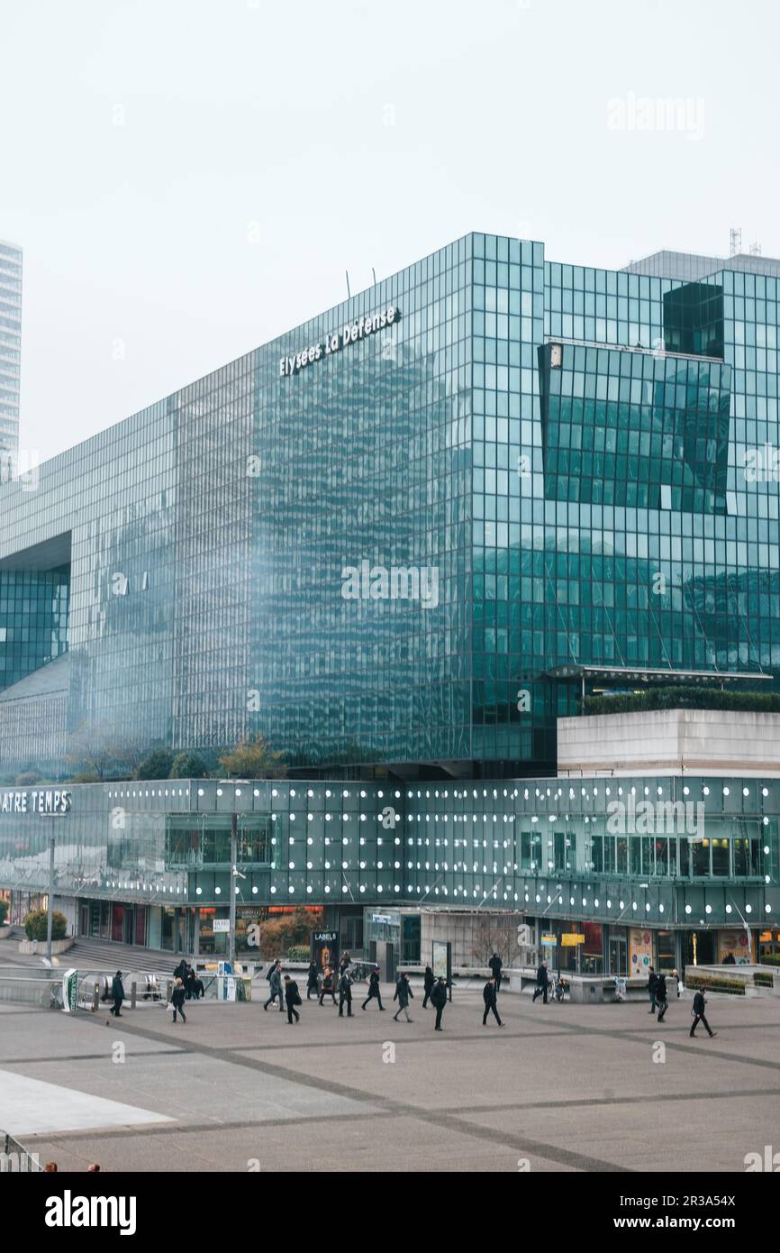 Skyscrapers tall office buildings at la defense in paris hi-res stock ...