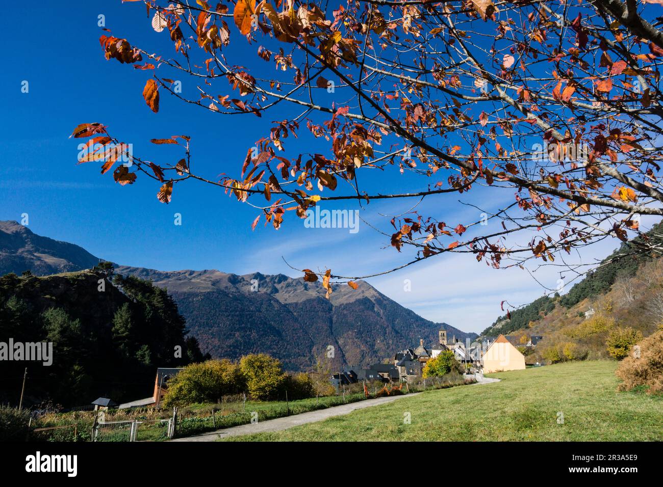 Vilamos, valle de Aran, Catlunya, cordillera de los Pirineos, Spain ...