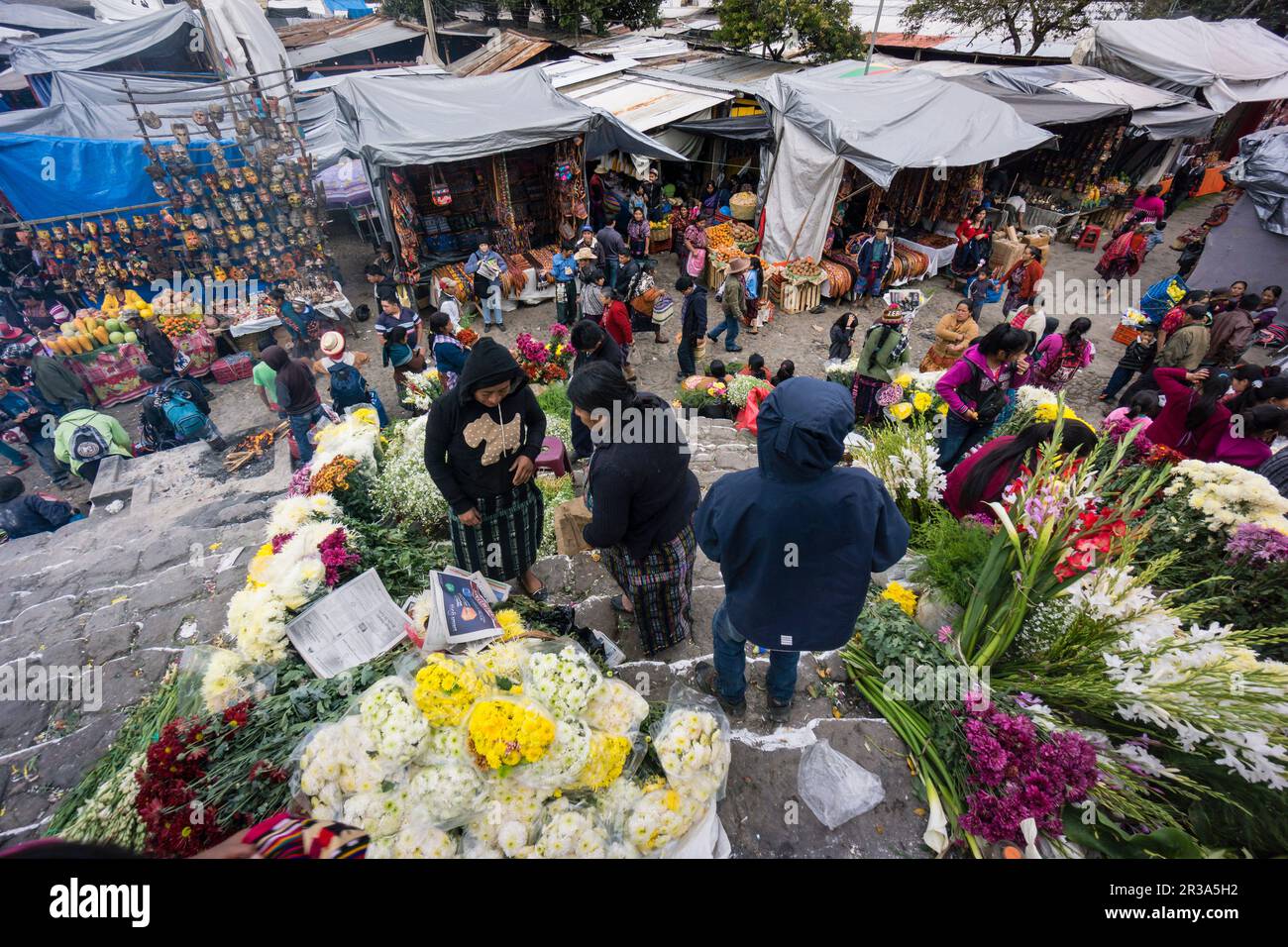 mercado del centro historico, y antiguas gradas del templo maya, Chichicastenango ,municipio del ...