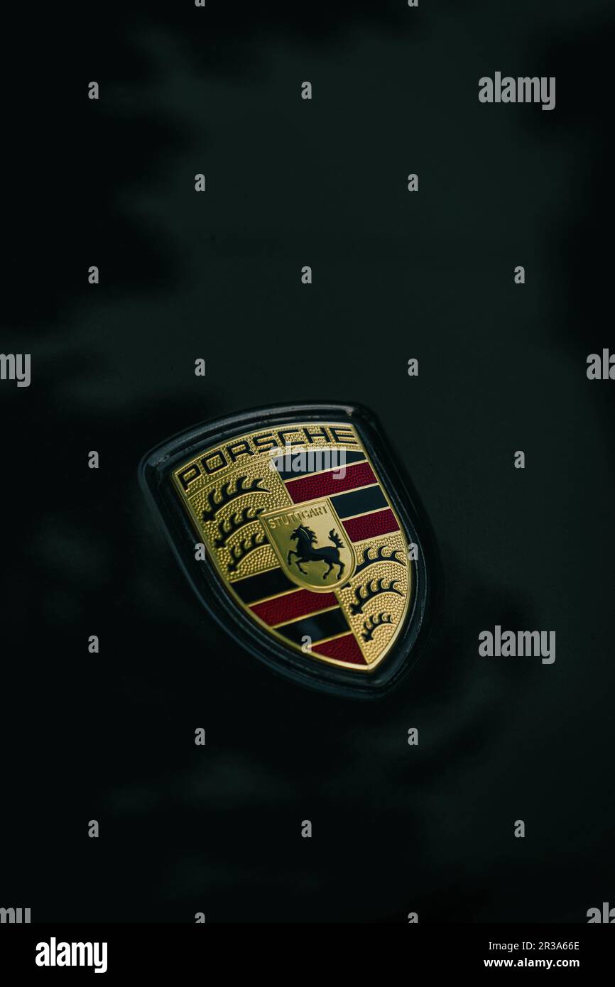 Porsche logo hi-res stock photography and images - Alamy