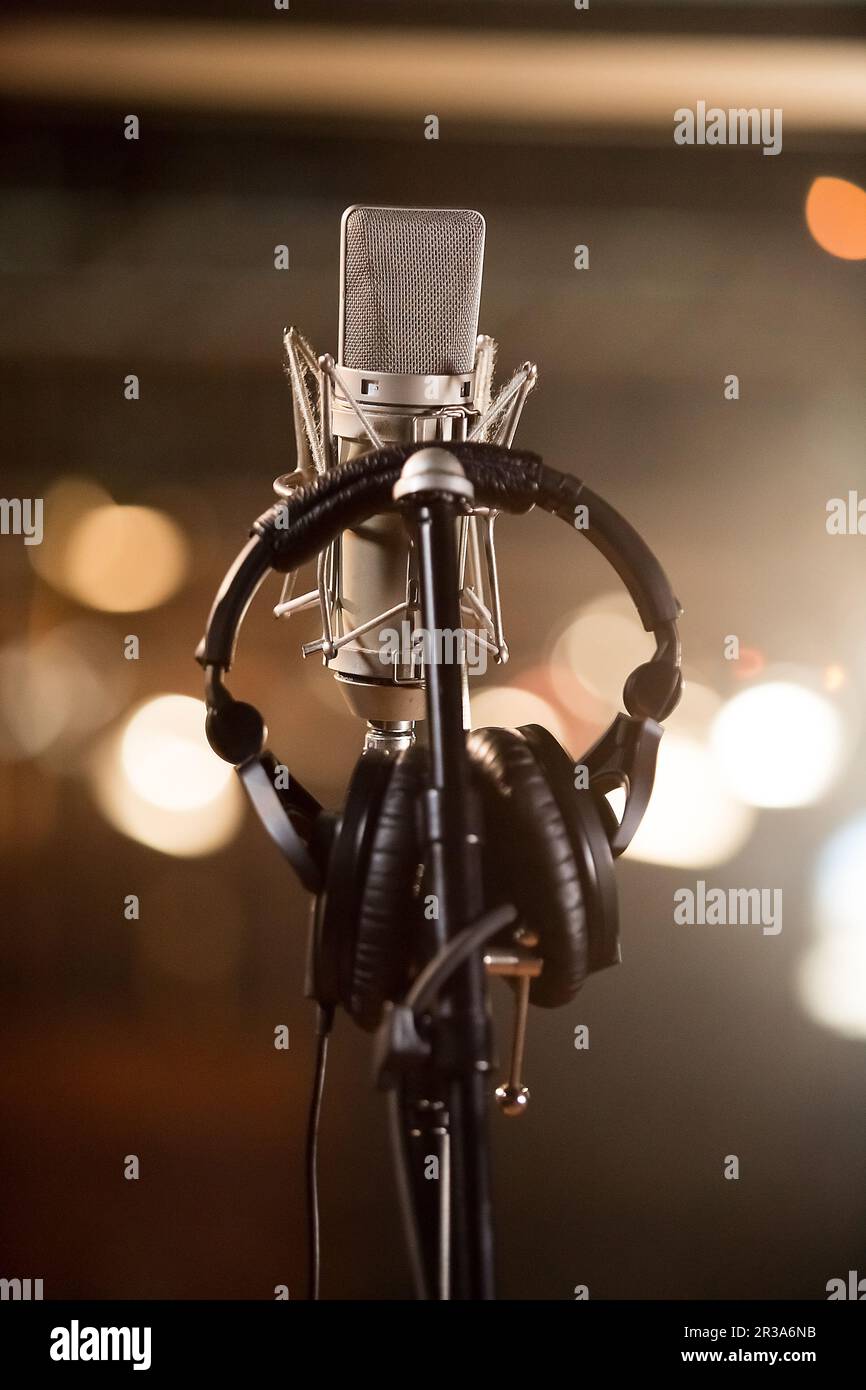 Hanging microphone hi-res stock photography and images - Alamy