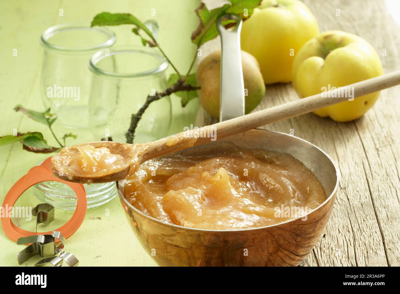 Quince and apple preserve in a copper pot Stock Photo - Alamy