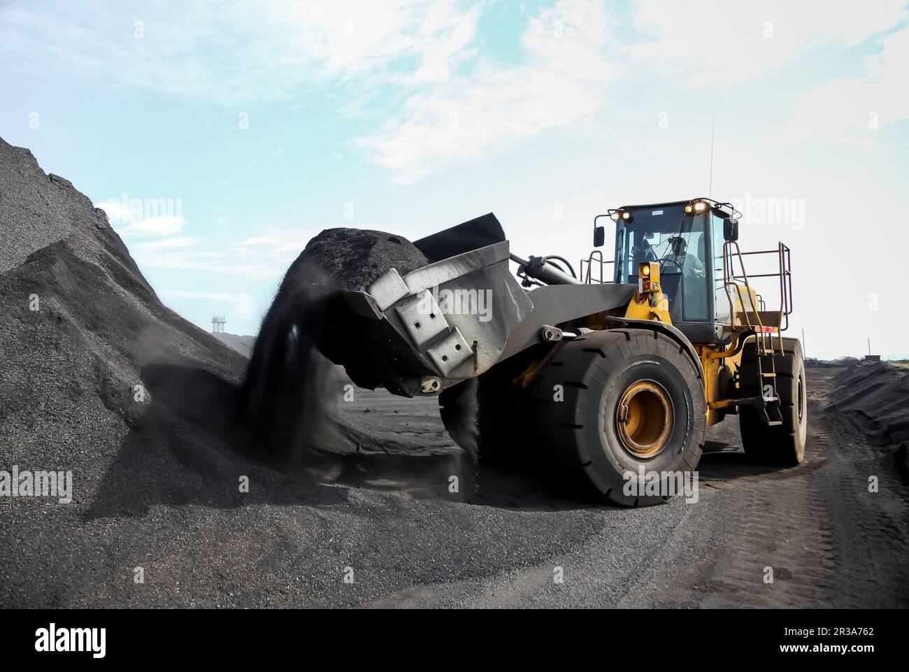 Scooping up ore hi-res stock photography and images - Alamy