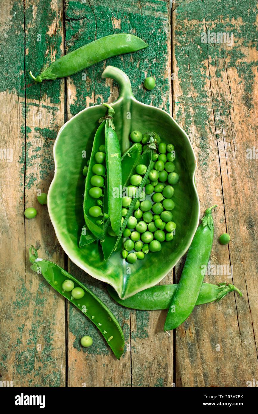 Pea pods and shelled peas Stock Photo - Alamy