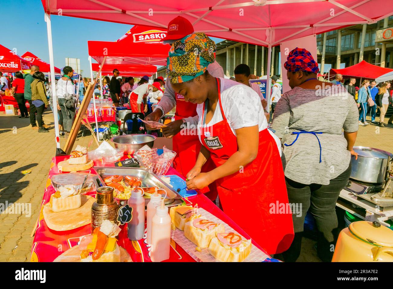 African traditional food family hi-res stock photography and images - Alamy