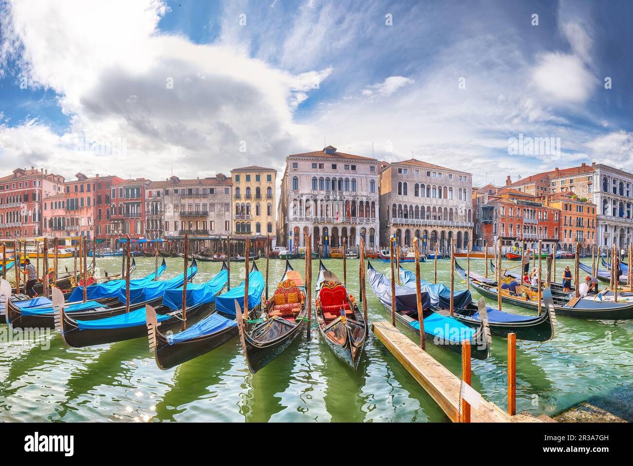 Astonishing morning cityscape of Venice with famous Canal Grande ...