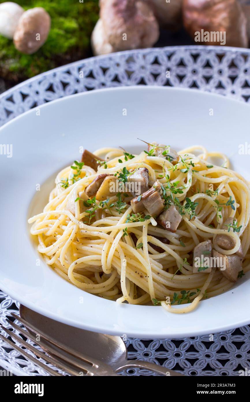 Vegan spaghetti with porcini mushrooms Stock Photo - Alamy