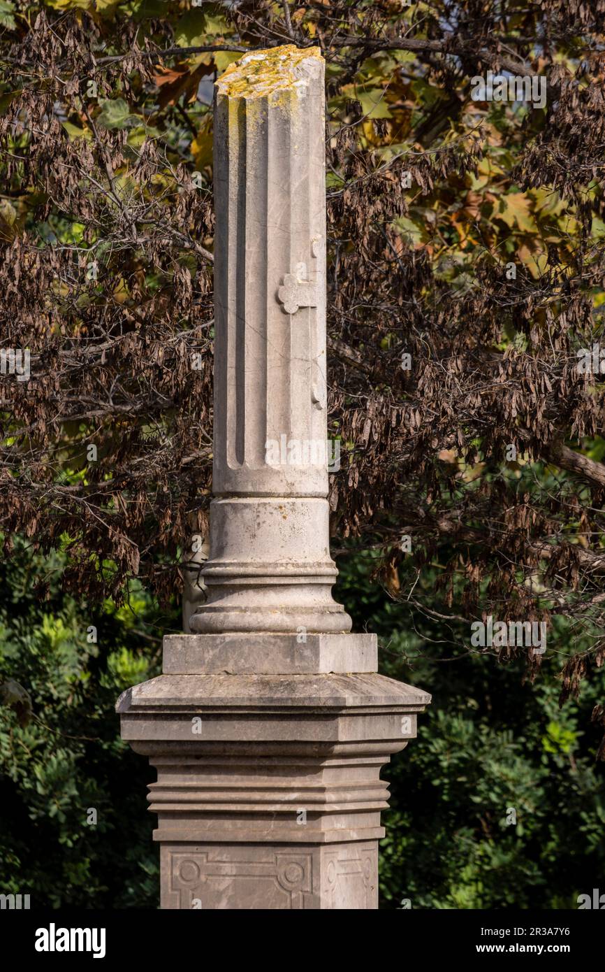 Broken column hi-res stock photography and images - Alamy