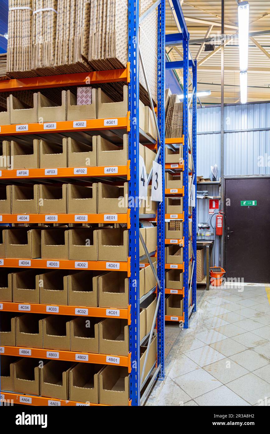 High rack shelving in distribution warehouse hi-res stock photography ...