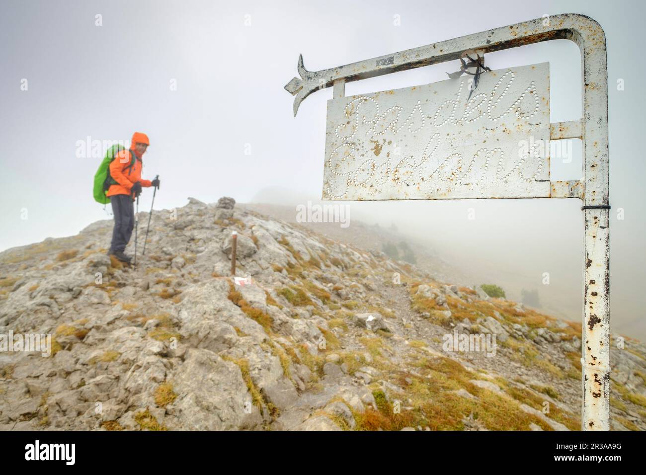 ascendiendo al pas dels Gosolans, collado del Prat dAguilo, sierra del ...