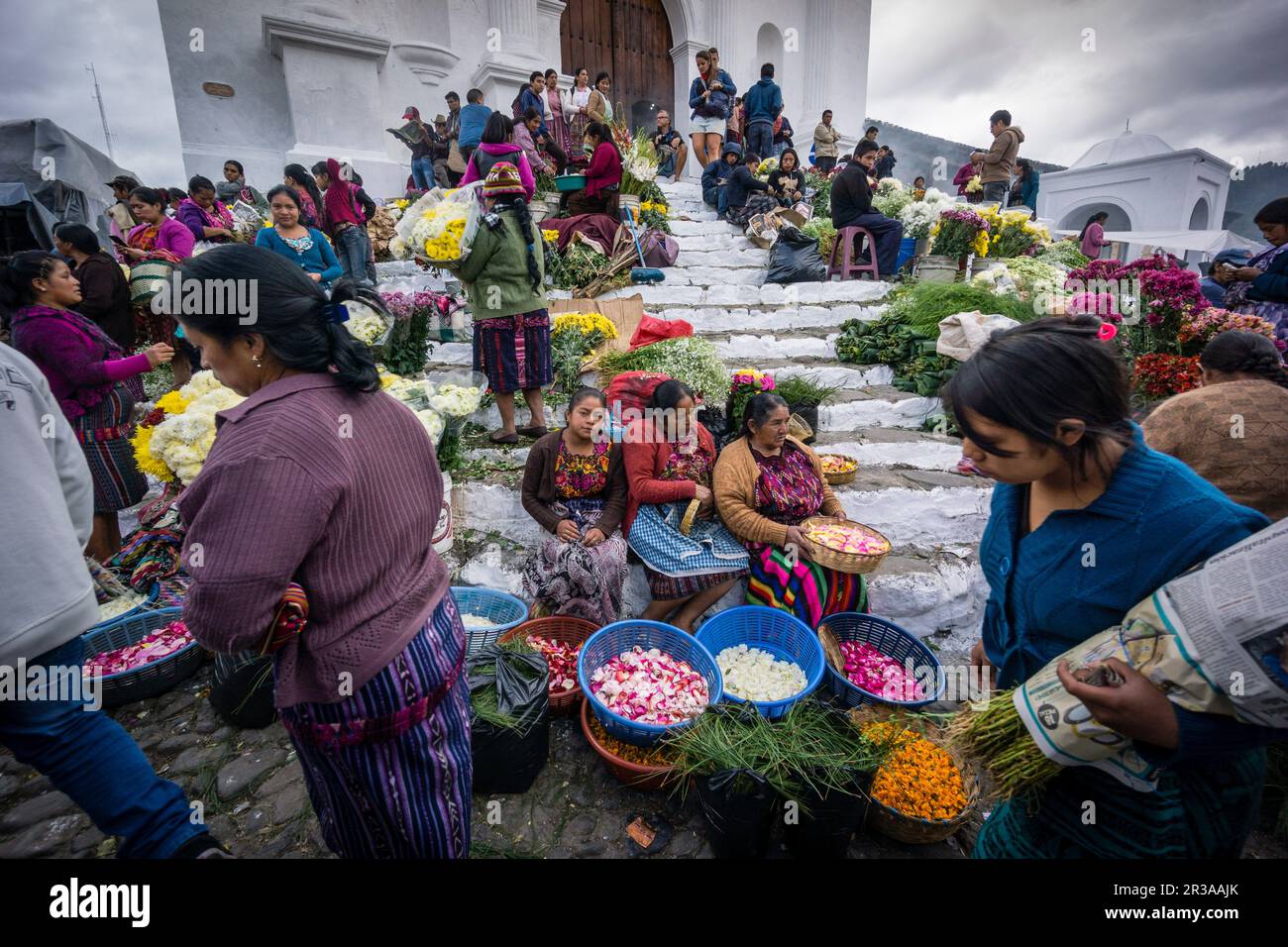mercado del centro historico, y antiguas gradas del templo maya, Chichicastenango ,municipio del ...