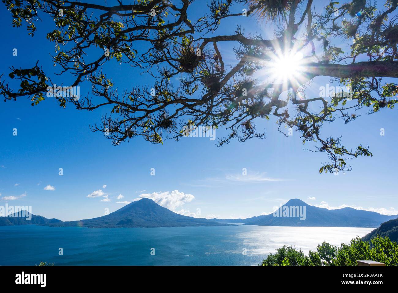 lago Atitlan desde el mirador de Panajachel, departamento de Sololá ...