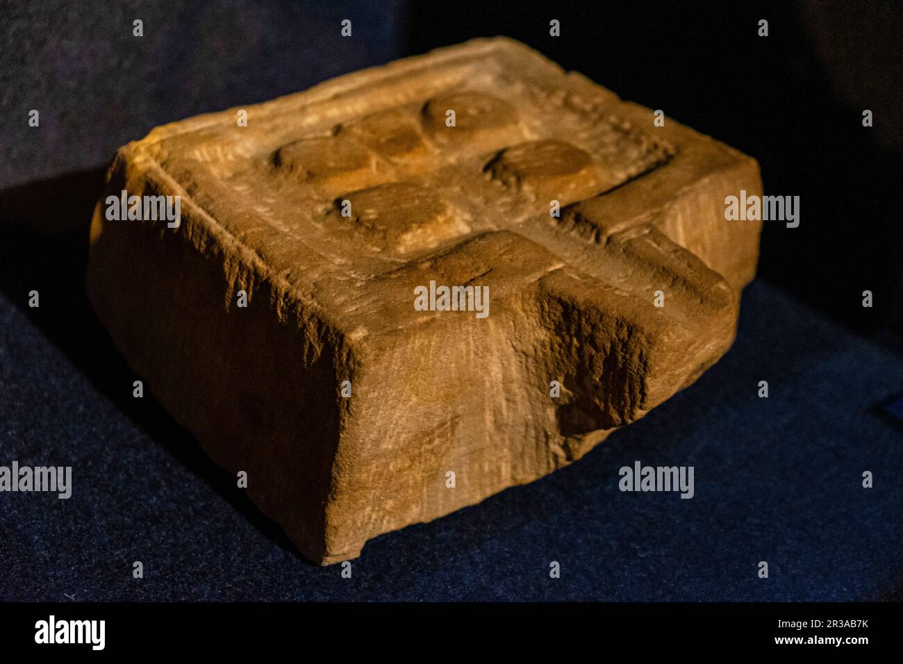 Egyptian offering table hi-res stock photography and images - Alamy