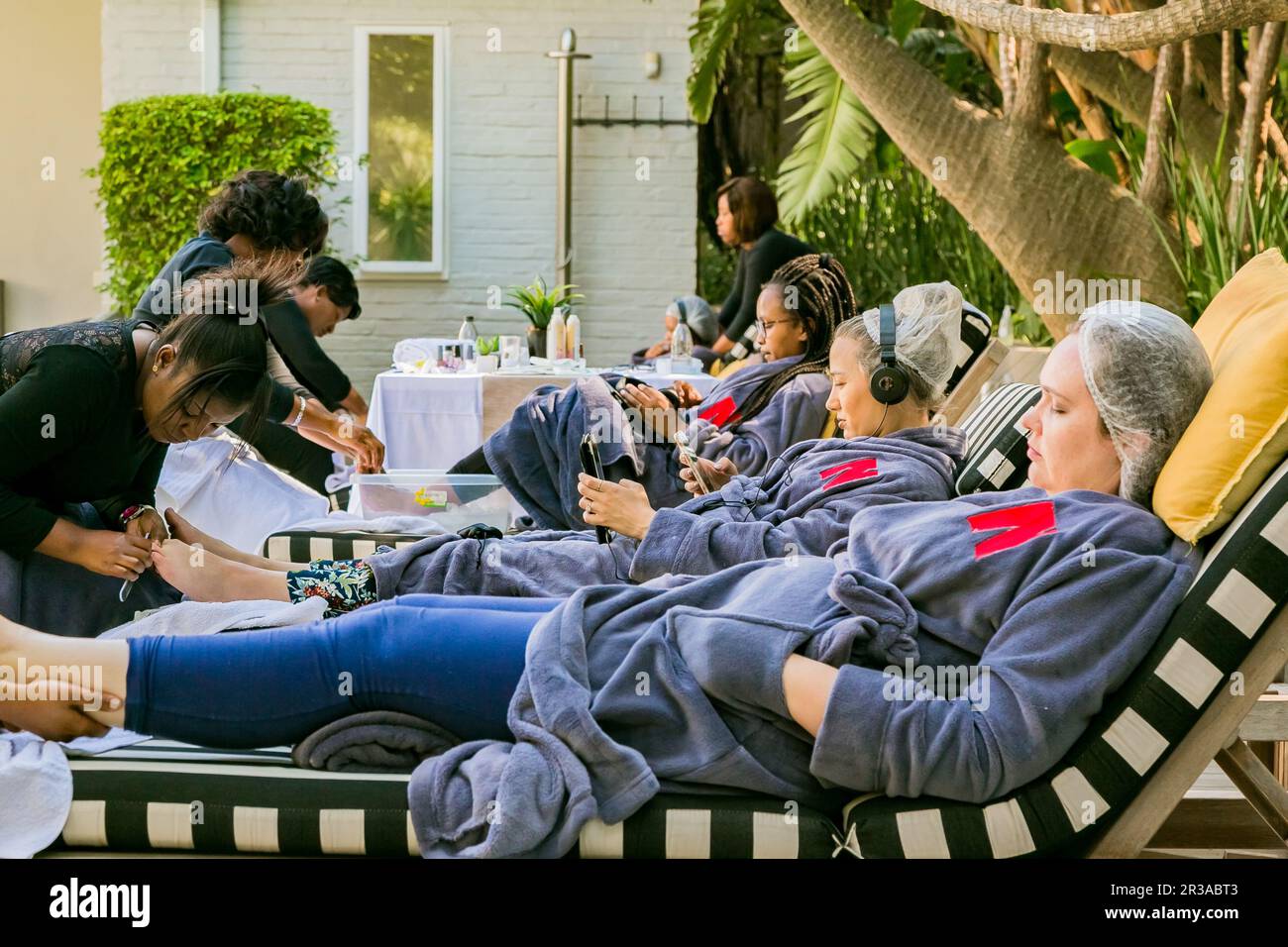 Body diversity people resort hi-res stock photography and images - Alamy