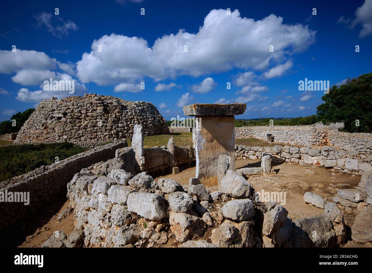 Poblado talayòtico de Trepucó (1400 aC.),recinto de Taula yTalayot. Maó ...