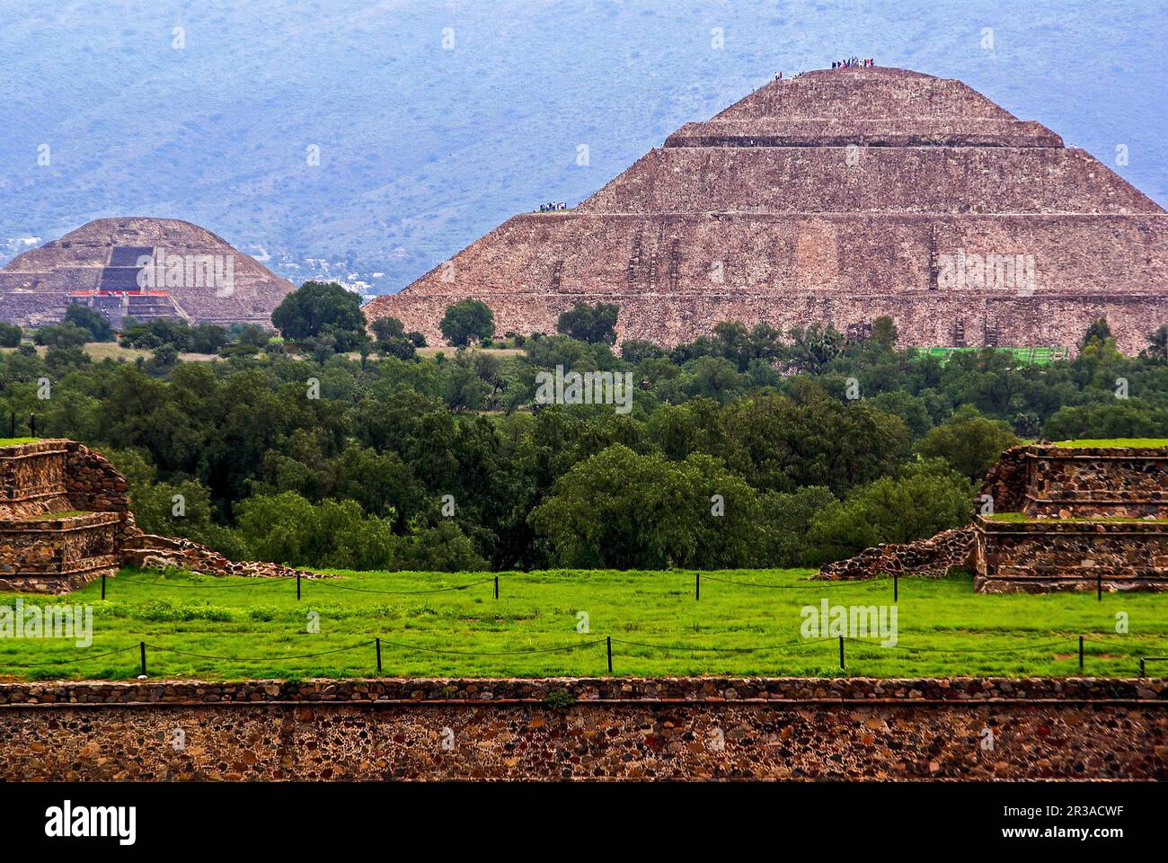 Piramide del Sol (100d.c.) and piramide de la Luna (300 d.c ...
