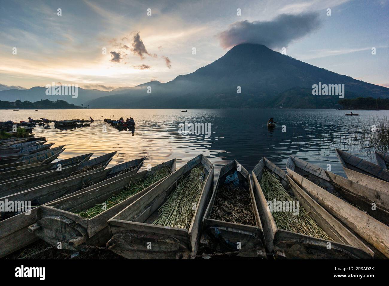canoas varadas en el lago Atitlán frente al volcan San Pedro, Santiago ...