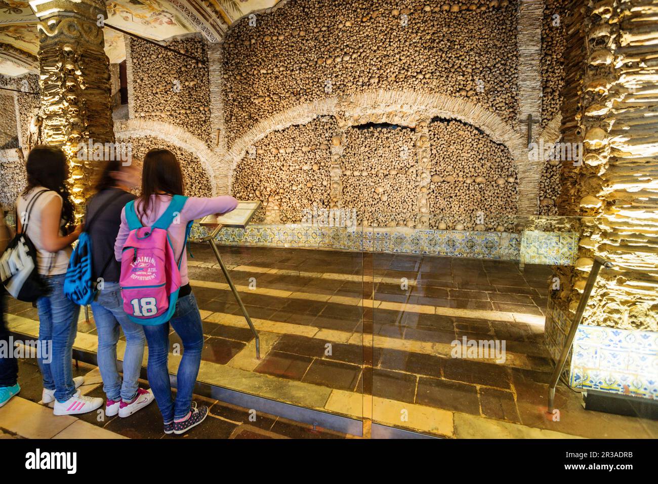 Capela dos Ossos, capilla de los huesos, construida en el siglo XVI ...