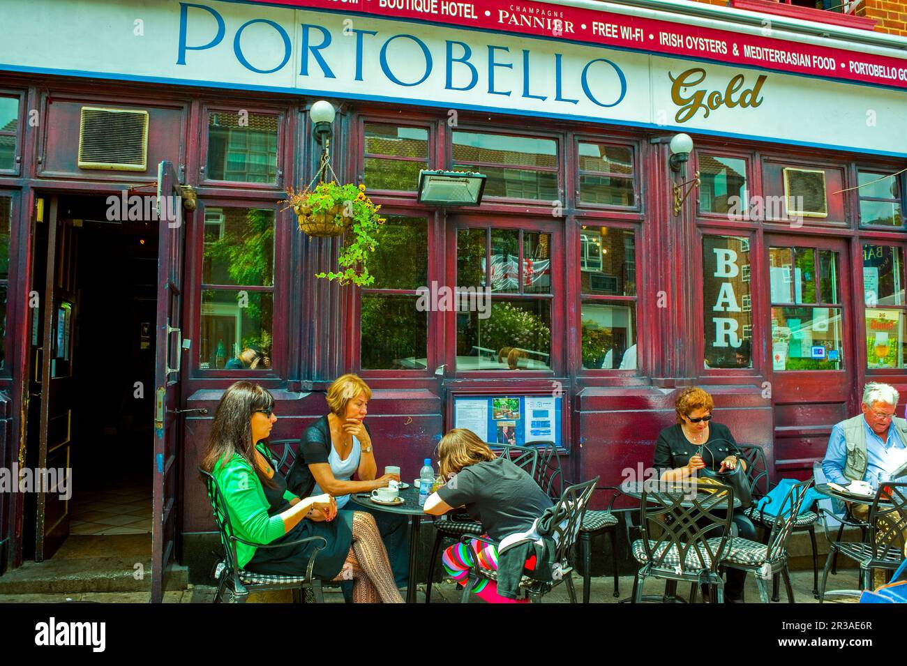 Pub europe scenes outdoors hi-res stock photography and images - Alamy