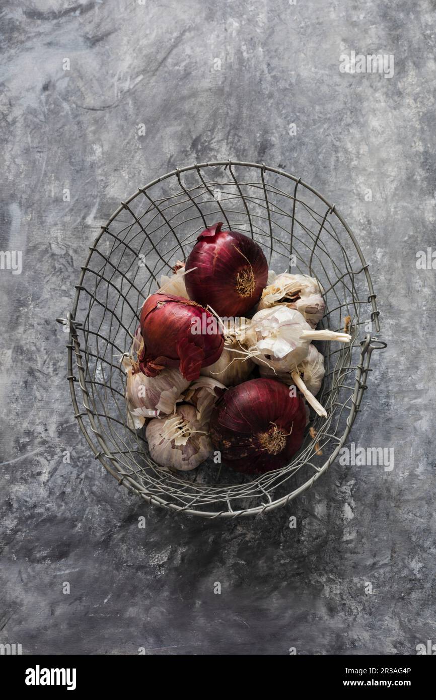 Onions in a wire basket hi-res stock photography and images - Alamy