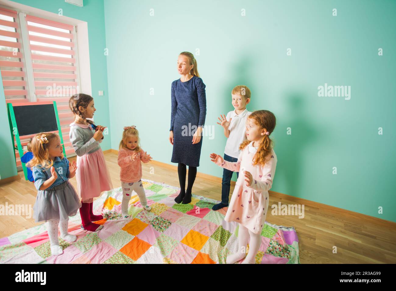 Children clapping hands hi-res stock photography and images - Alamy