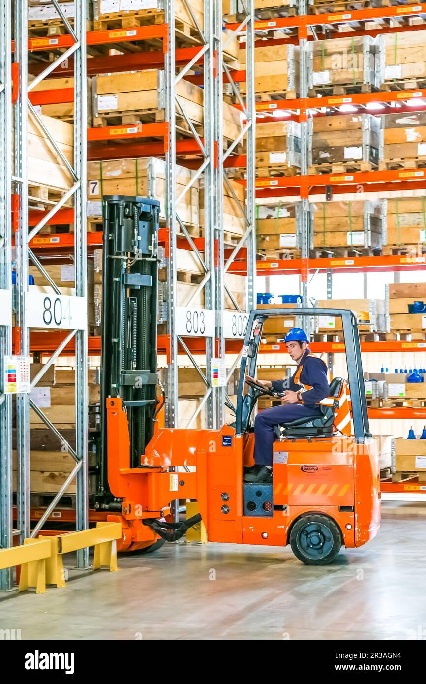 Warehouse Facility with high shelves Stock Photo - Alamy
