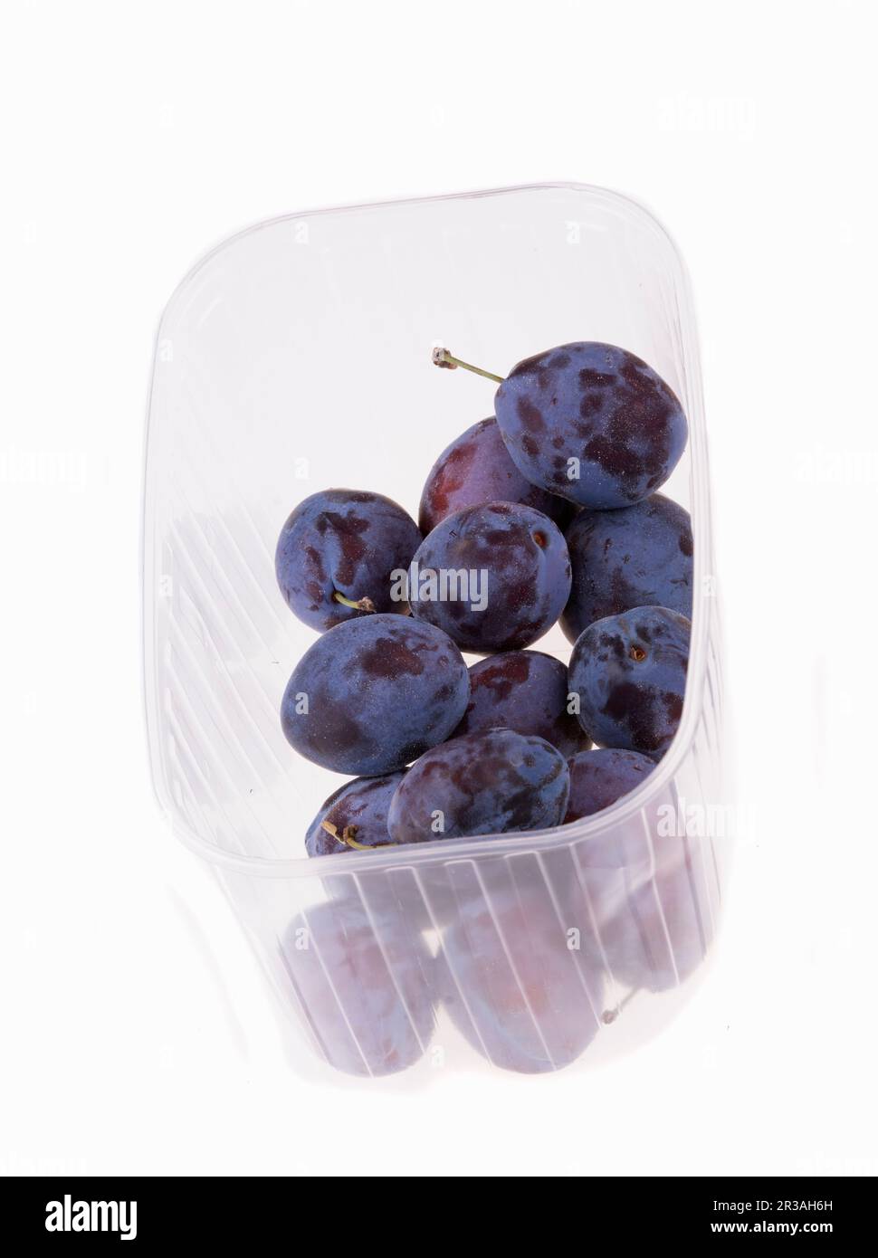 Fresh plums in plastic punnet Stock Photo - Alamy