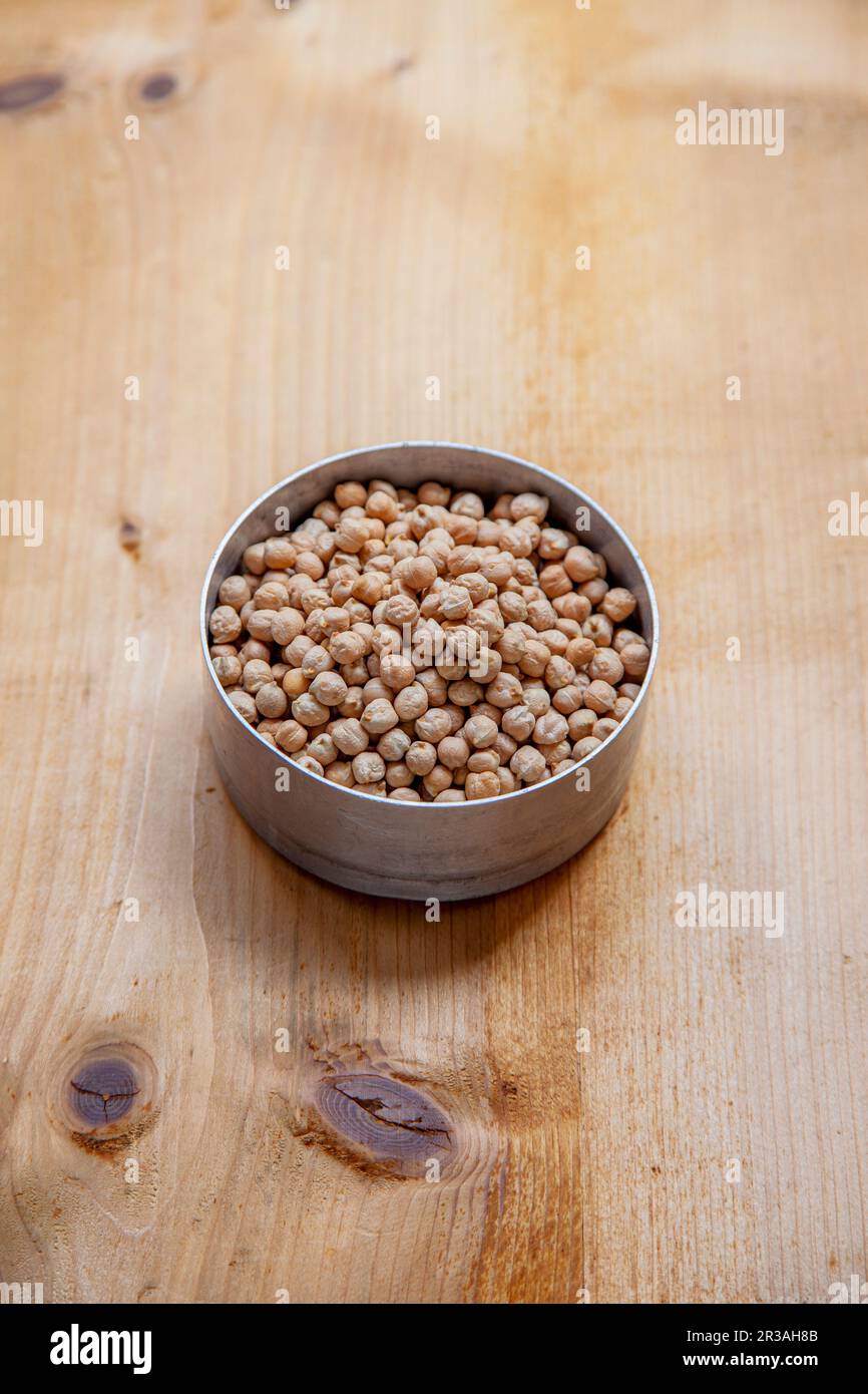 Dried chickpeas in a metal tin Stock Photo - Alamy