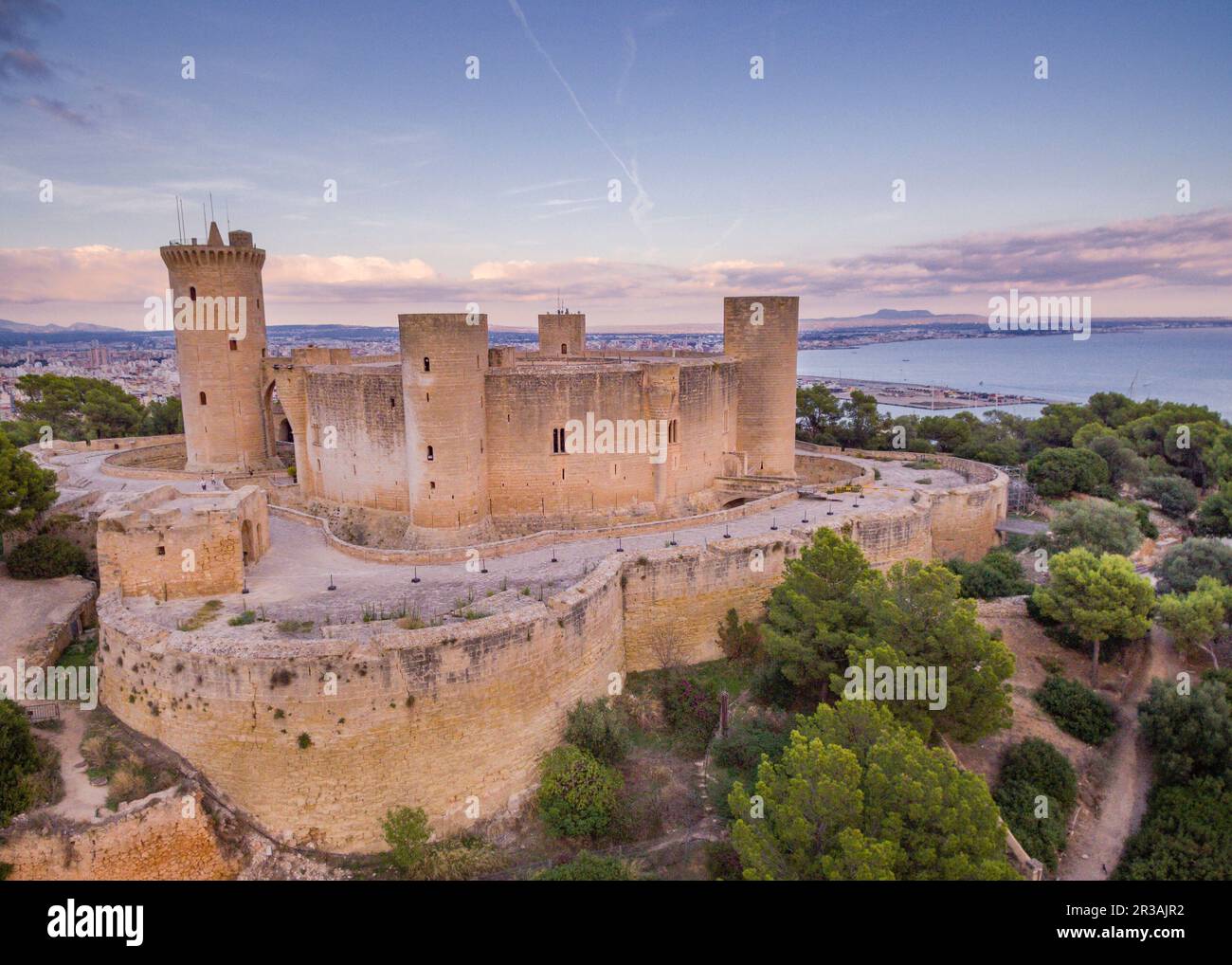 castillo de Bellver, estilo gótico catalán, siglo XIV , Palma, Mallorca ...