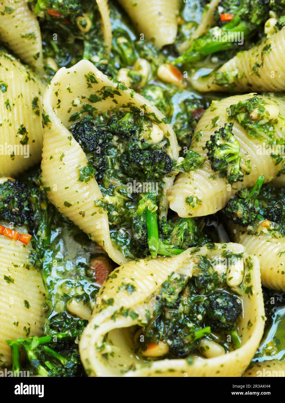 Broccoli pesto conchiglie Stock Photo - Alamy