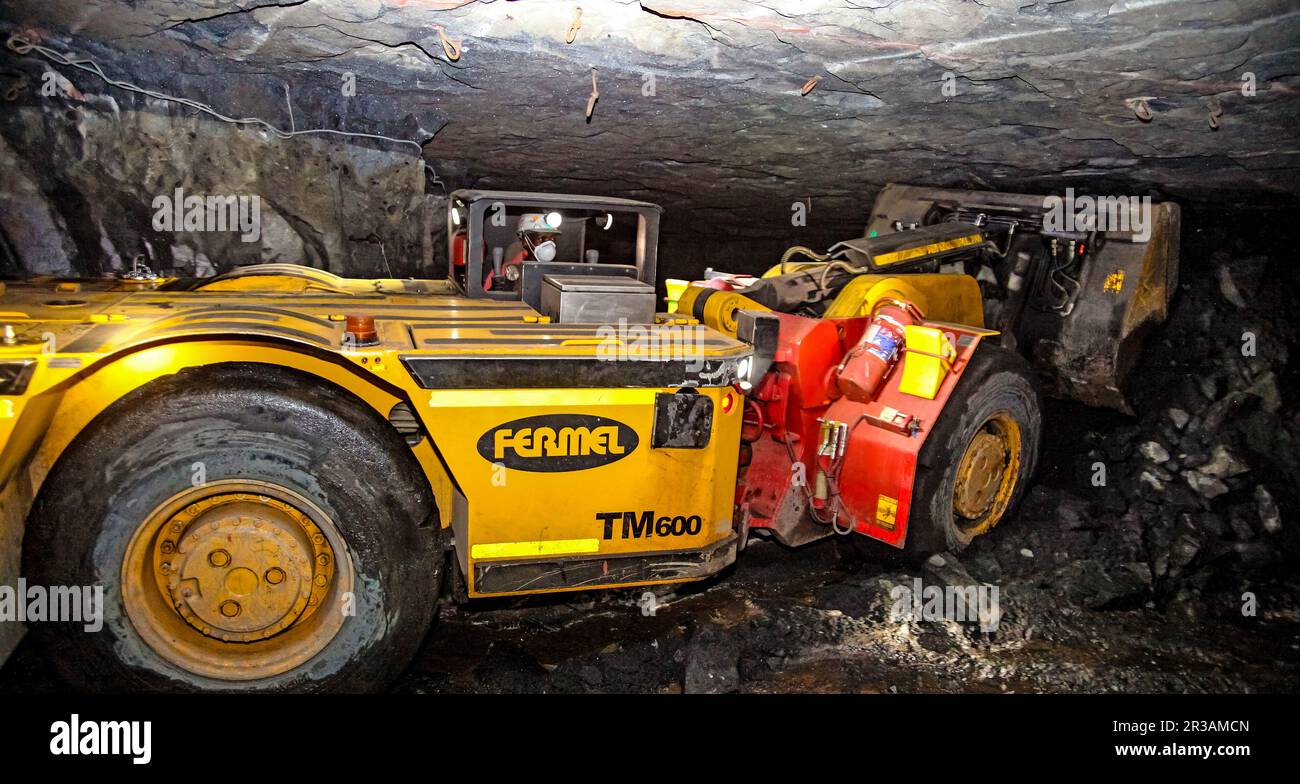 African miner underground hi-res stock photography and images - Alamy