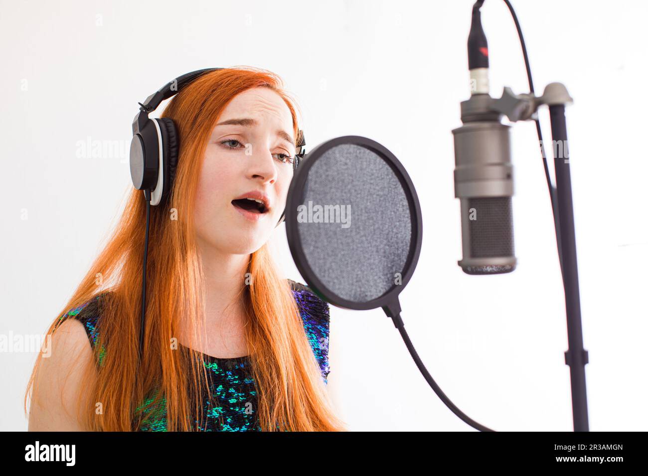 The beautiful woman professionally performs a song Stock Photo - Alamy