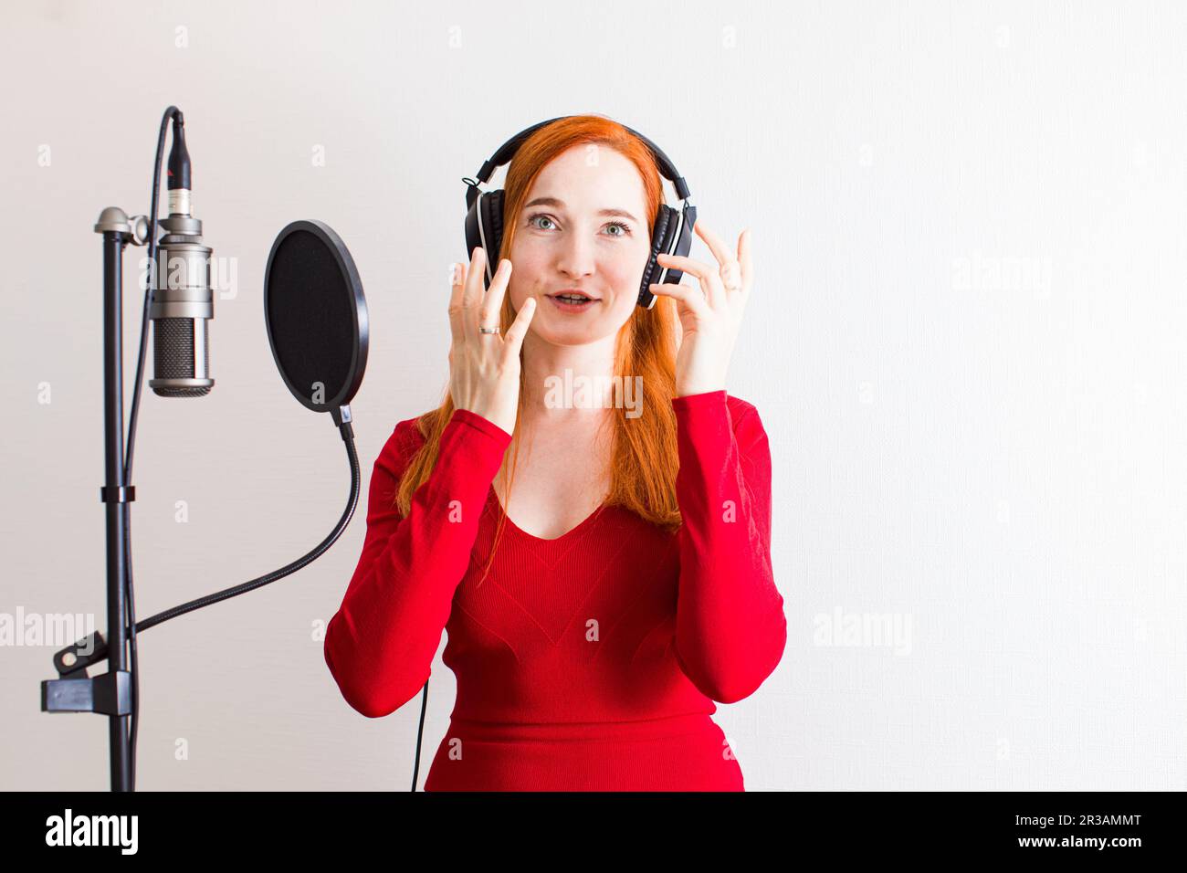 Female singer with red hair hi-res stock photography and images - Alamy