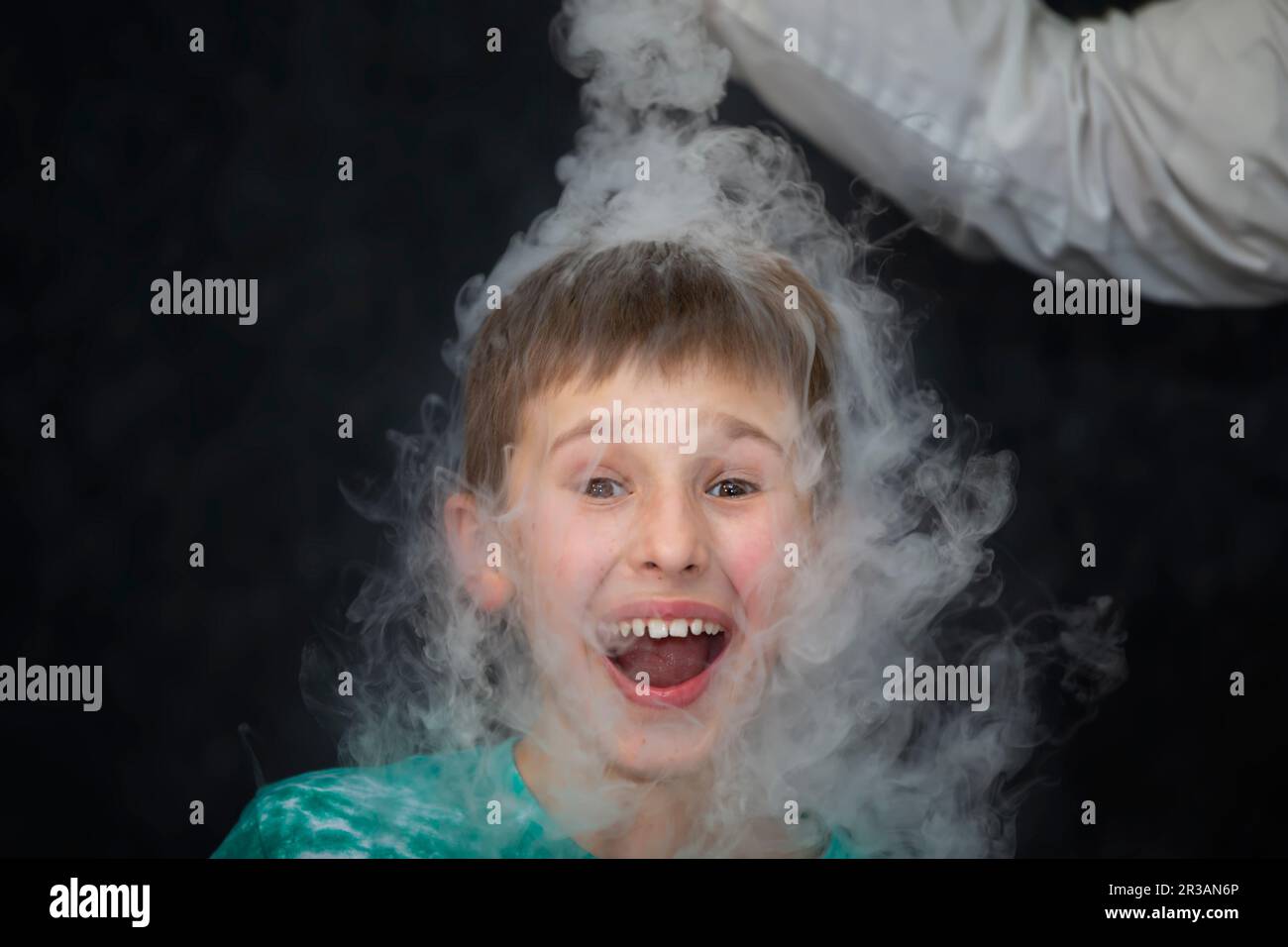 Science experiment with dry ice hi-res stock photography and images - Alamy