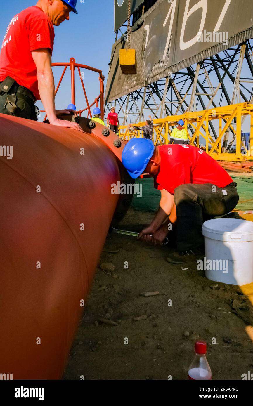 African construction site workers hi-res stock photography and images ...